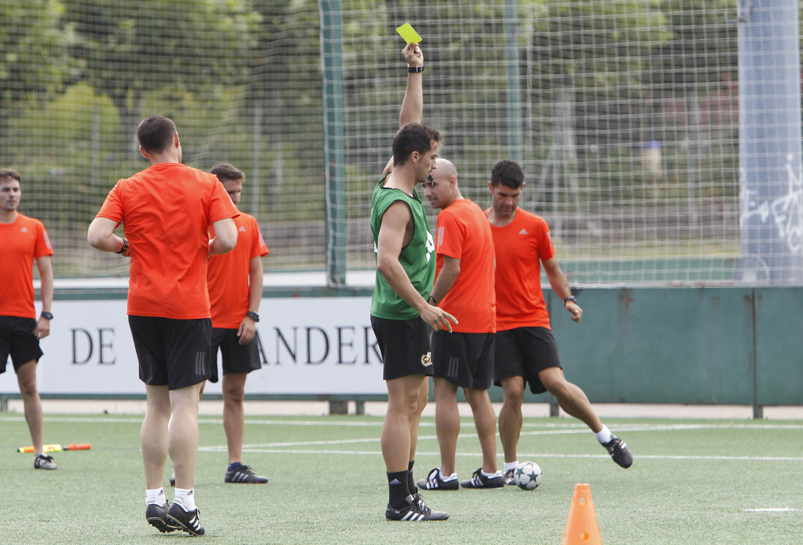 Los arbitros y árbitros asistentes de 2ª División continúan sus ...